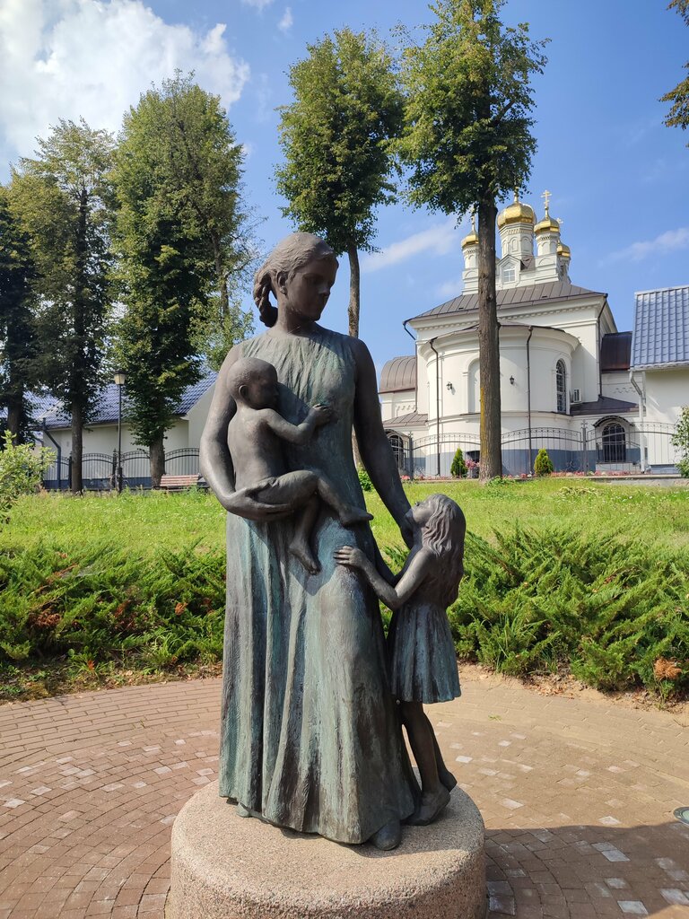 Park, sokak heykeli Мать с детьми, Vileyka, foto