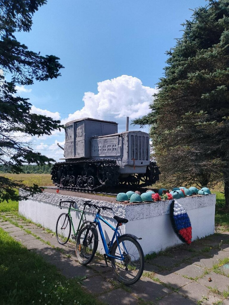 Teknoloji anıtı Трактор-памятник ДТ-54, Smolenskaya oblastı, foto