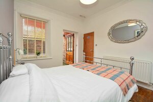 In-Town Guest Accommodation (England, York, Gillygate), otel  York'tan