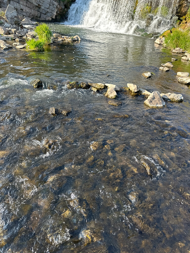 Anıt, heykel Кусьинский "водопад", Permski krayı, foto