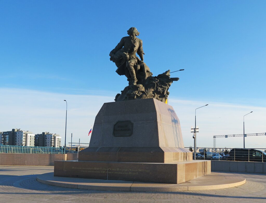 Anıt, heykel Peter the Great, rescuing drowning people near Lakhta, Saint‑Petersburg, foto