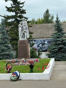 Комсомольский сквер (Tula Region, Yefremov, Komsomolskiy skver), anıt, heykel  Yefremov'dan