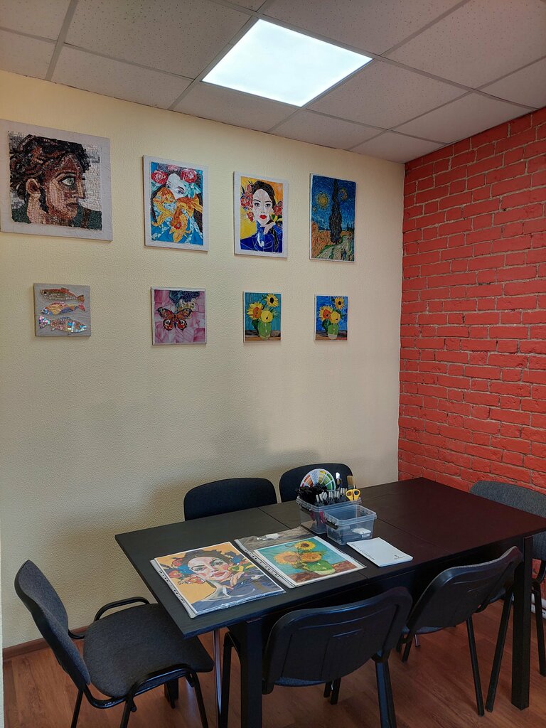 Sanat atölyeleri Mosaic School 8th Day of Creation, Ruza, foto