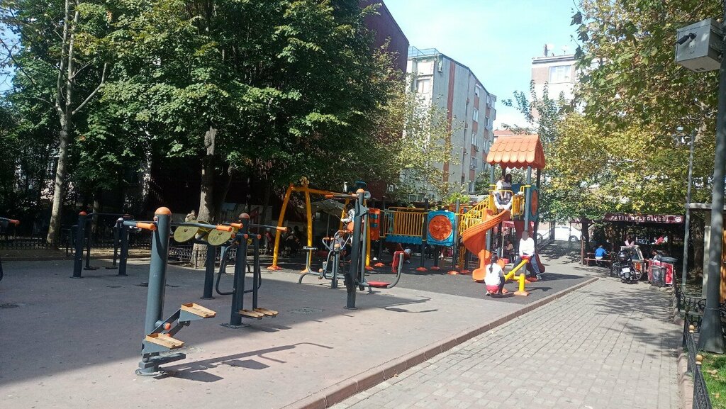 Çocuk oyun ekipmanları Sezer Şehitler Parkı, İstanbul, foto