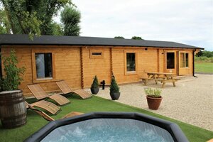 Stunning 5-bed Cabin in Ashton Under Hill (England, Worcestershire County, Evesham), otel  İngiltere'den