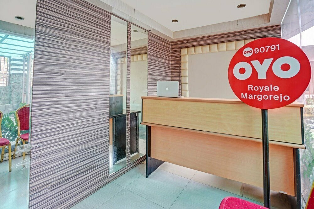 Otel Oyo 90791 Royale Margorejo, Surabaya, foto