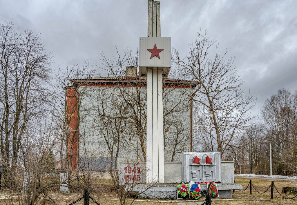 Anıt, heykel Воинам-односельчанам, погибшим в годы Великой Отечественной войны, Kirovskaya oblastı, foto