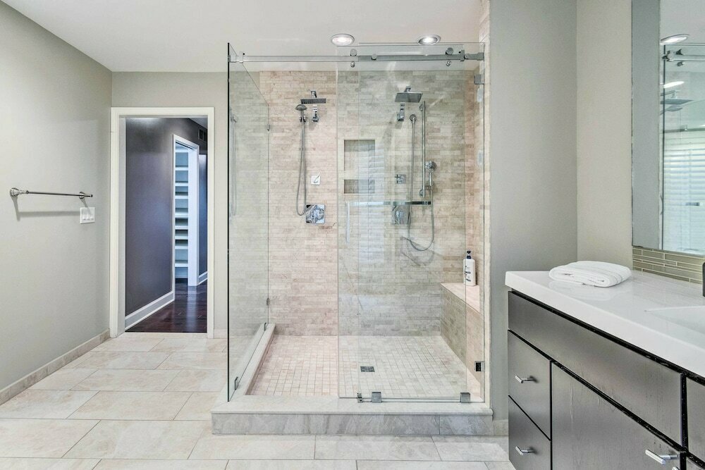 Otel Spacious Rochester Home w Heated Pool & Hot Tub!, New York Eyaleti, foto