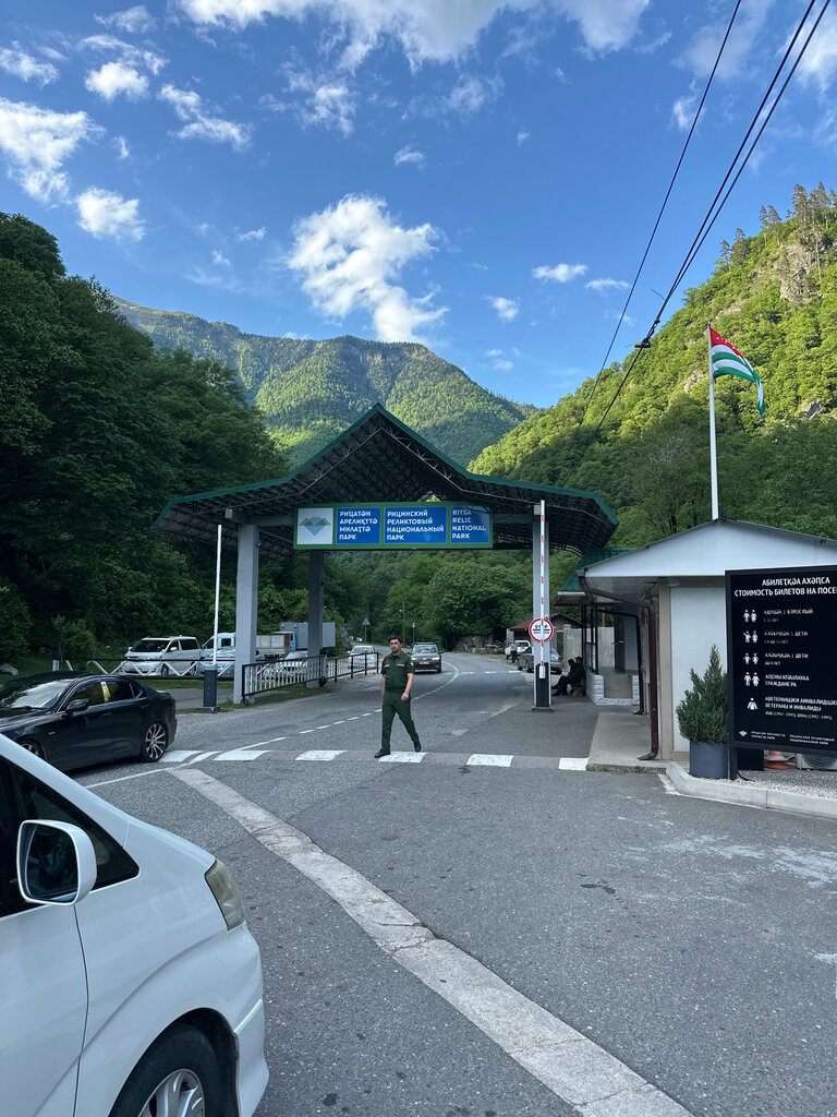 Geçiş noktaları, güvenlik kontrol alanı КПП въезд в Рицинский национальный парк, Gagra Bölgesi, foto