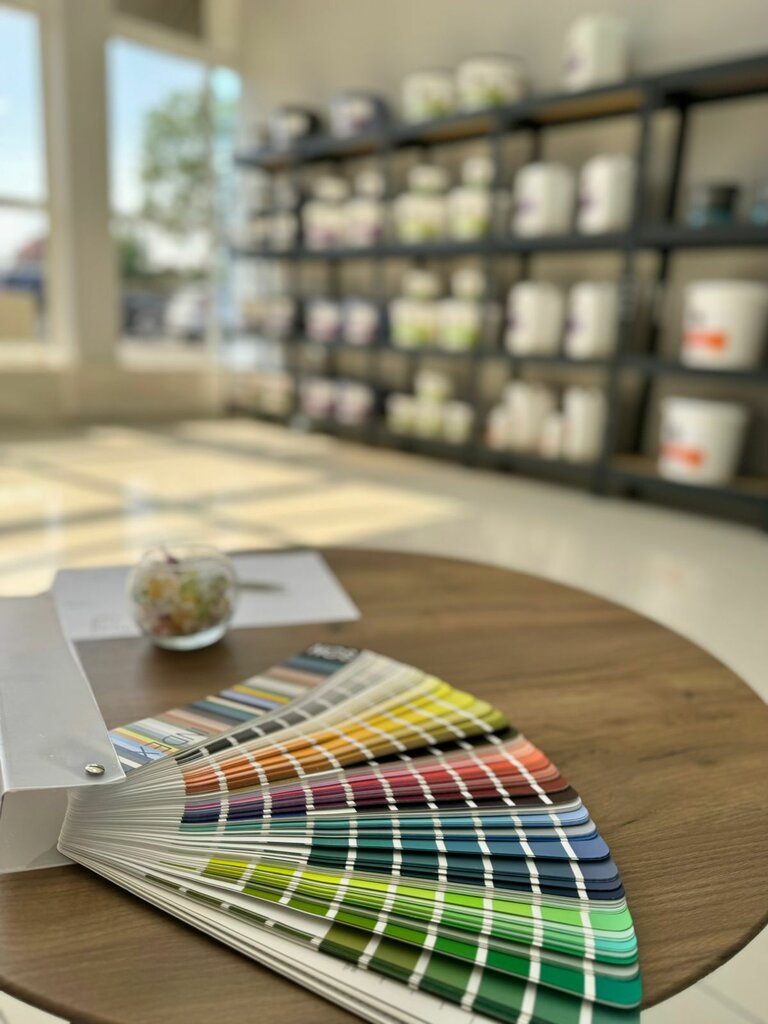 Boya ve cila malzemeleri üretim ve satış yerleri German House of Paints, Krasnodar, foto