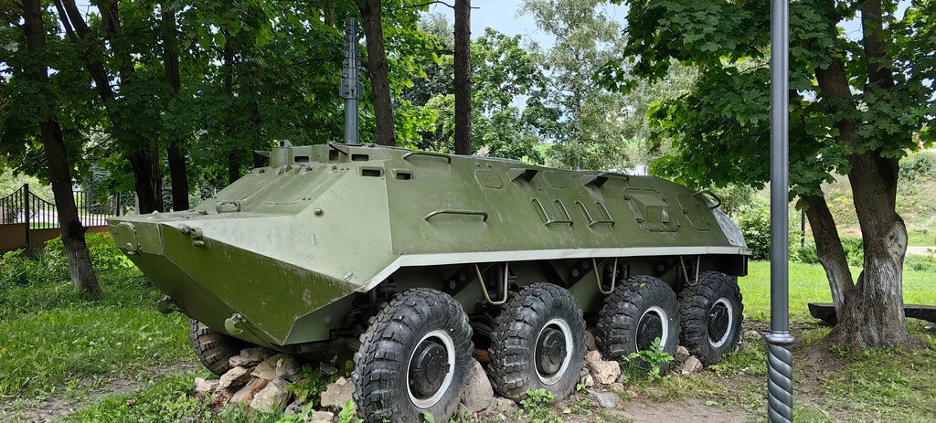 Teknoloji anıtı Командно-штабная машина Р-145БМ на базе БТР-60ПА, Rzhev, foto