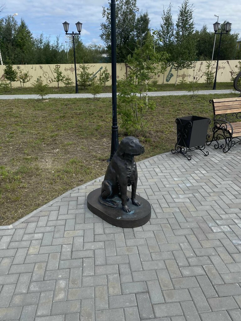 Park, sokak heykeli Пёс, Gubkinski, foto