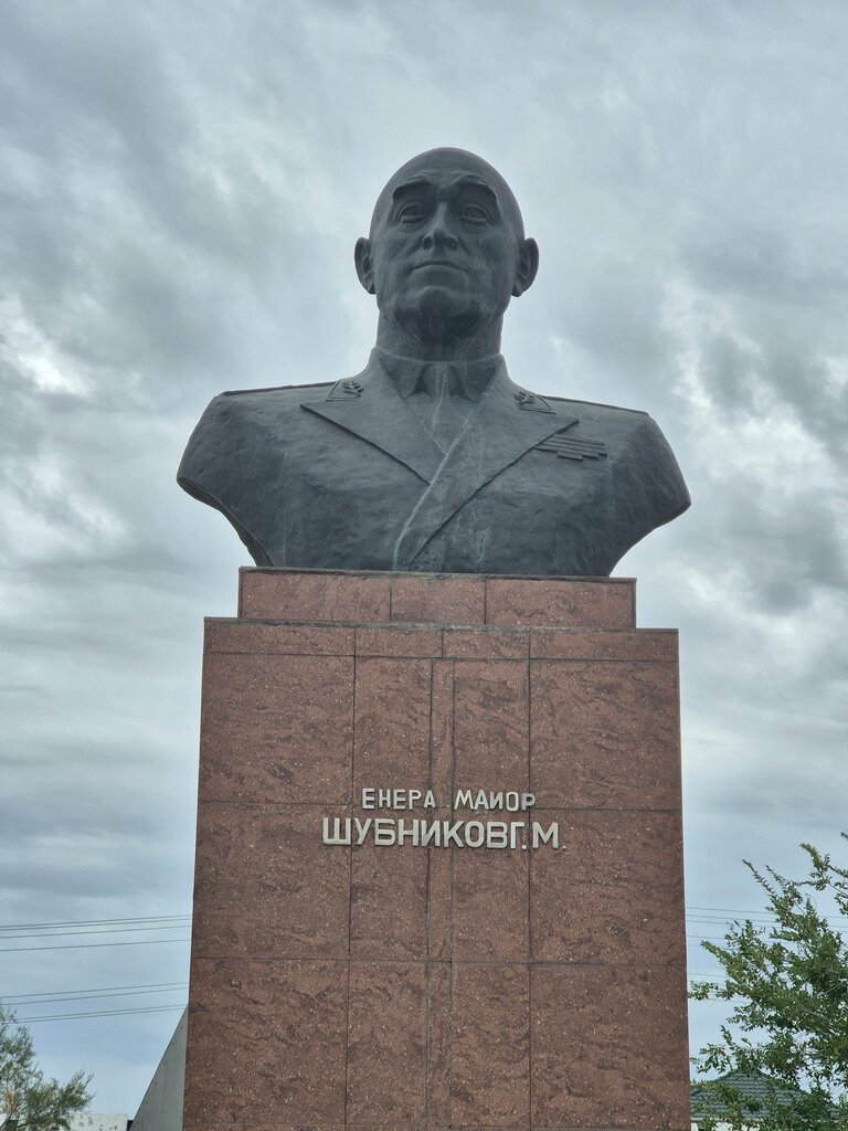 Anıt, heykel G. M. Shubnikov, Baykonur, foto