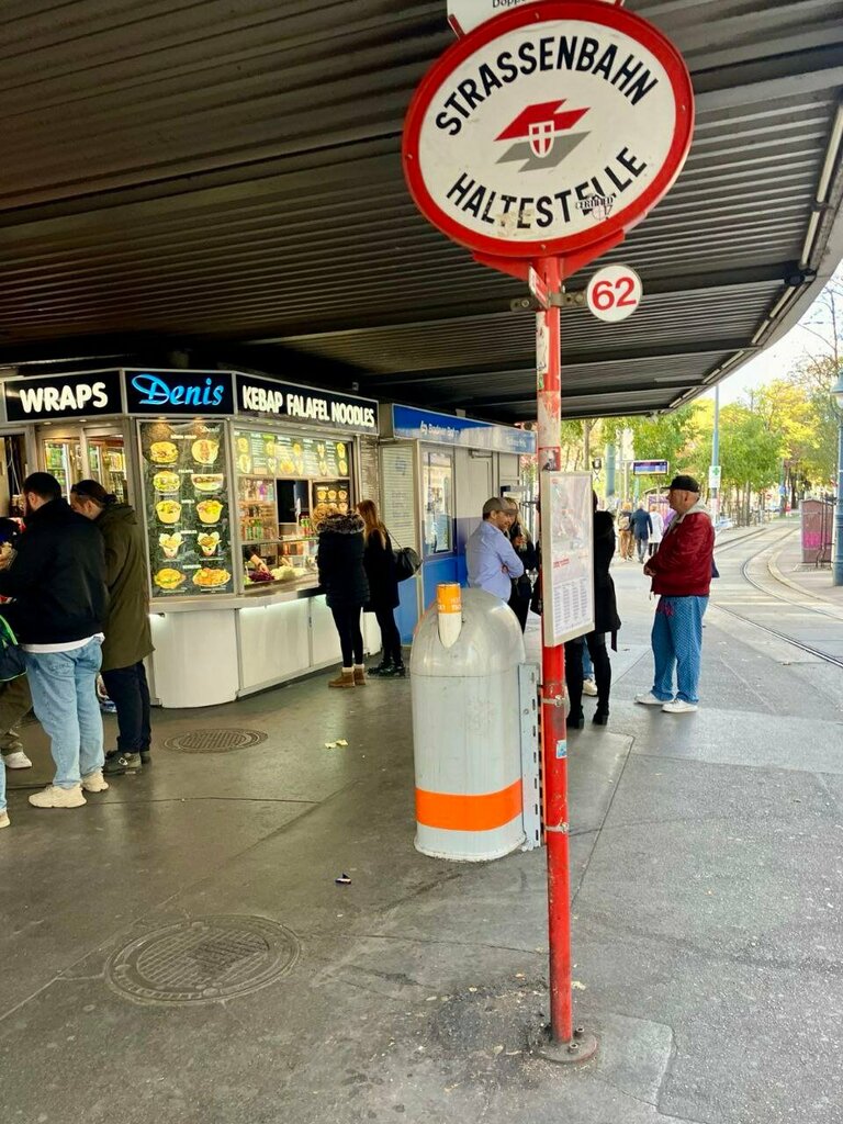 Toplu taşıma durağı Oper, Viyana, foto