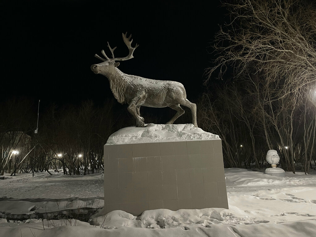 Anıt, heykel Полярный олень, Vorkuta, foto