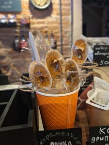 Наш город (ulitsa Karla Marksa No:15), kahve dükkanları  Gdov'dan