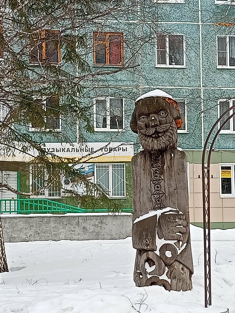 Park, sokak heykeli Славянский идол, Barnaul, foto