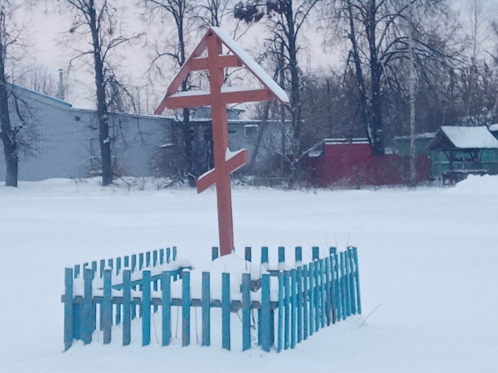 Şapel, haç anıtı Поклонный крест на месте разрушенного храма, Puçej, foto