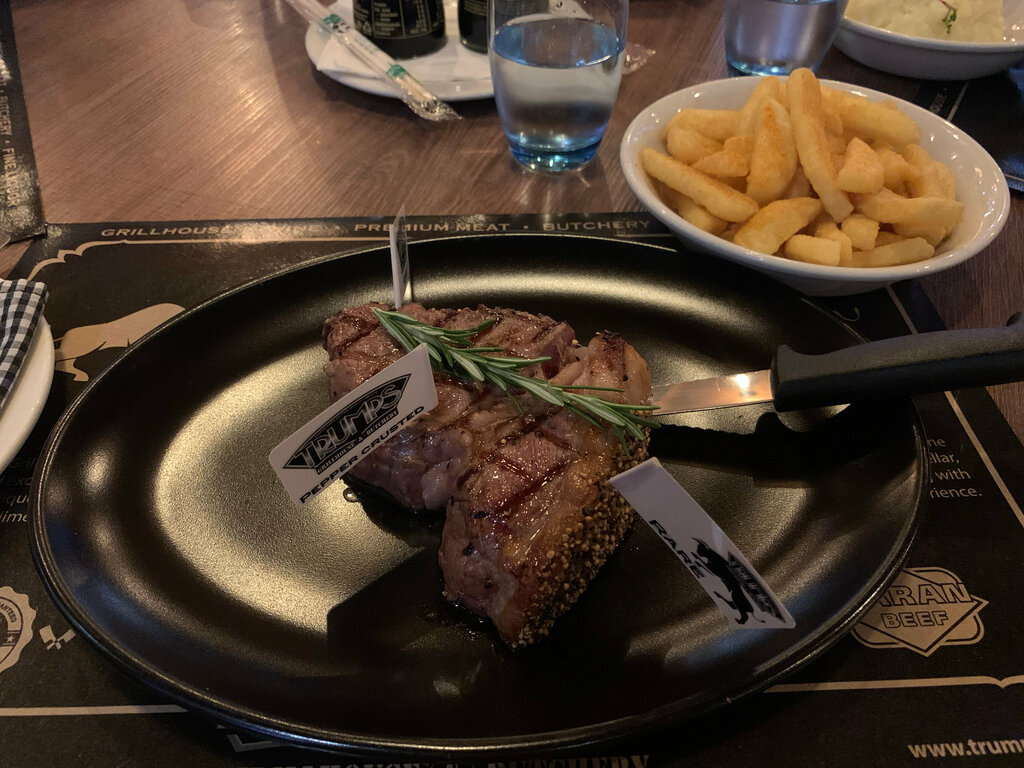 Restoran Trumps Grillhouse & Coffee Shop, Dünya, foto