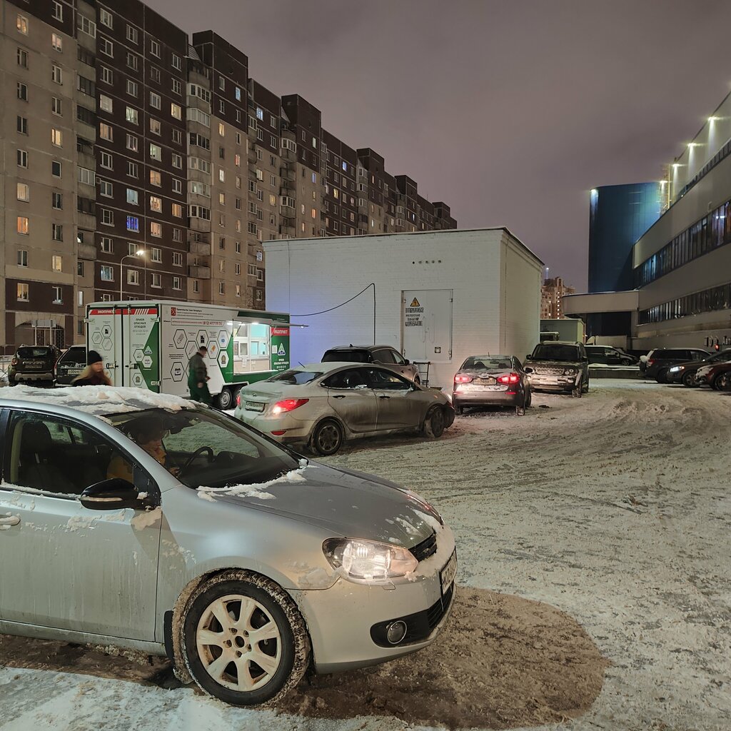 Ayrı çöp toplama noktası Пункт приема лампочек, бытовой техники, Saint‑Petersburg, foto