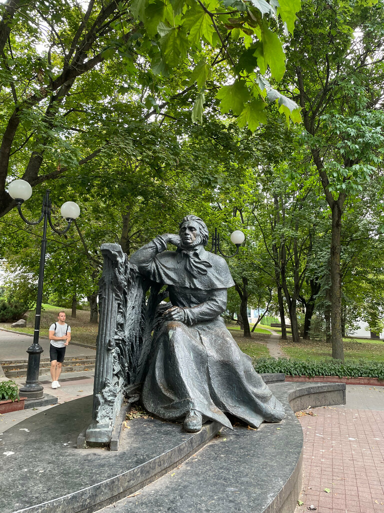 Anıt, heykel Adam Mickievič, Minsk, foto