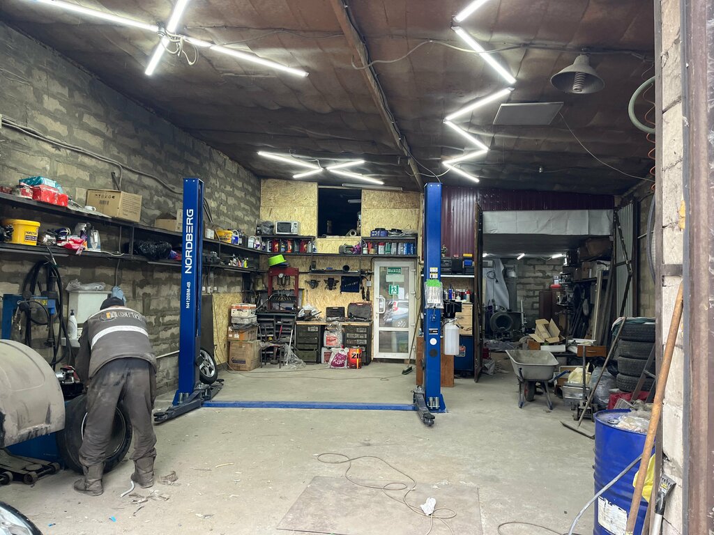Otomobil servisi У Дмитрича, Şçerbinka, foto