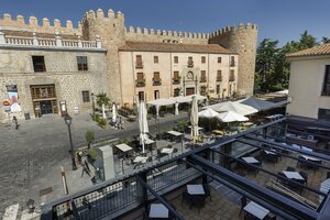 Hostal Restaurante Puerta del Alcázar (Calle San Segundo No:38, Avila), otel  Avila'dan