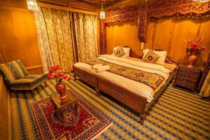 Young Bombay Group of Houseboats (Jammu and Kashmir, Srinagar, Dal Lake), otel  Srinagar'dan