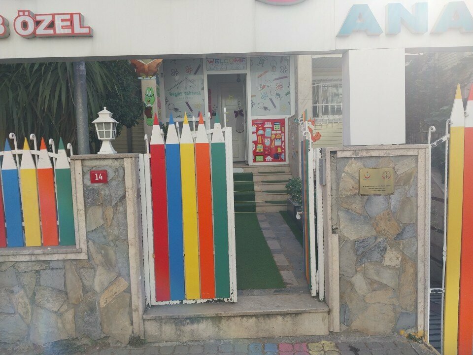 Anaokulları Özel Beyaz Salıncak, İstanbul, foto