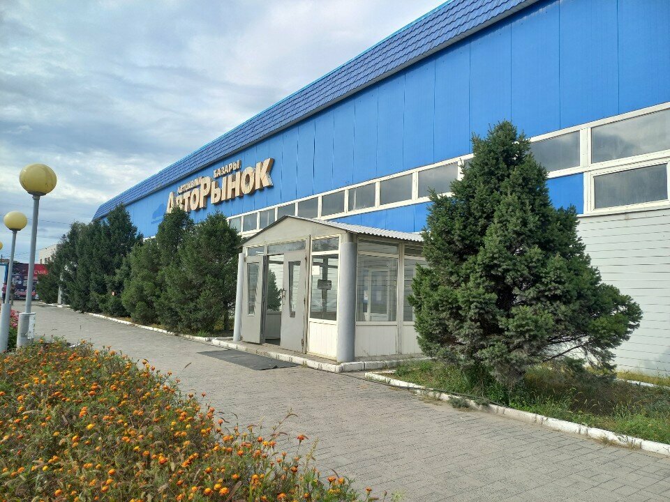 Jant ve lastikçiler Avtodong'elekter dukeni, Semey, foto