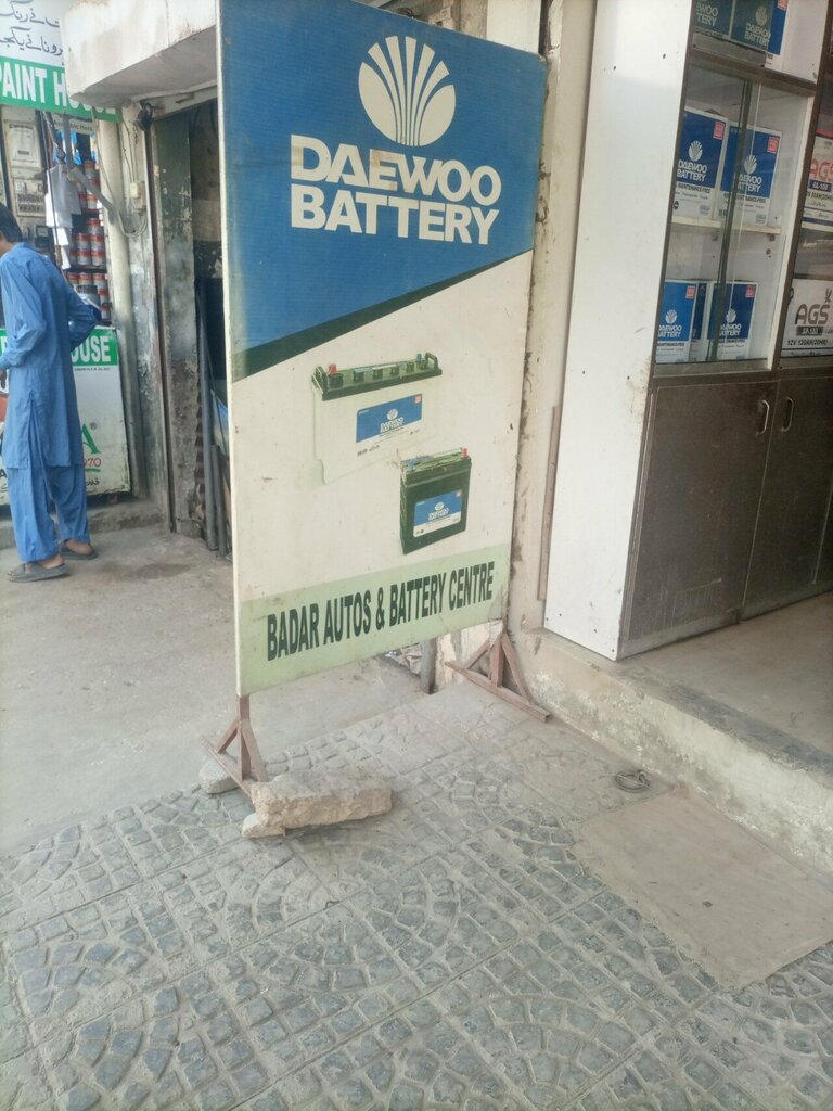 Akümülatör ve şarj cihazları Badar autos and battery center, Karaçi, foto
