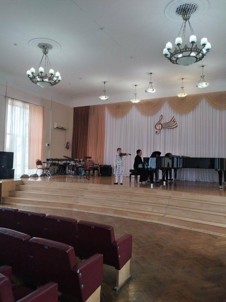 Müzik okulları ve konservatuarlar Mbouk Dod Feodosiyskaya DNSh № 1, Feodosya (Kefe), foto