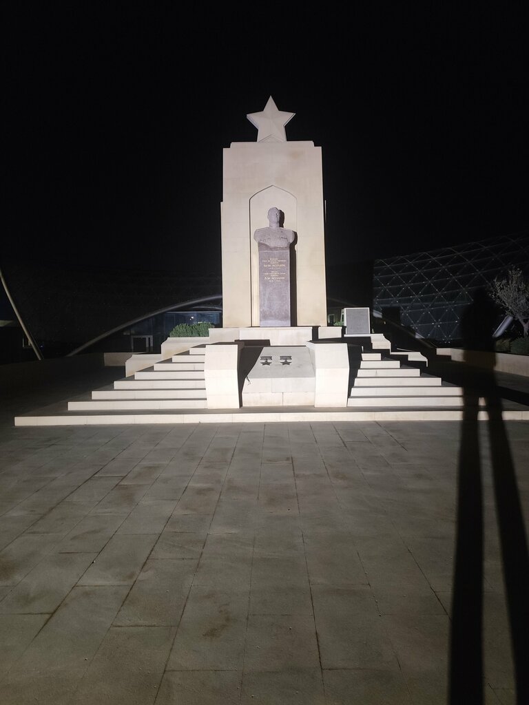 Ünlü kişilerin mezarları Tümgeneral Hazi Aslanova, Bakü, foto