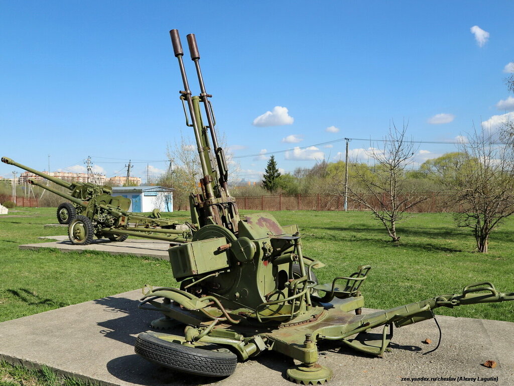 Anıt, heykel 23-мм спаренная зенитная установка ЗУ-23-2, Moskova, foto