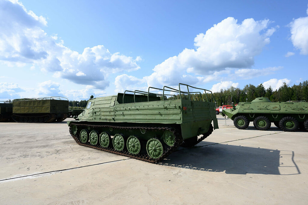 Teknoloji anıtı Гусеничный легкобронированный авиадесантируемый бронетранспортёр ГТ-МУ, Moskova ve Moskovskaya oblastı, foto
