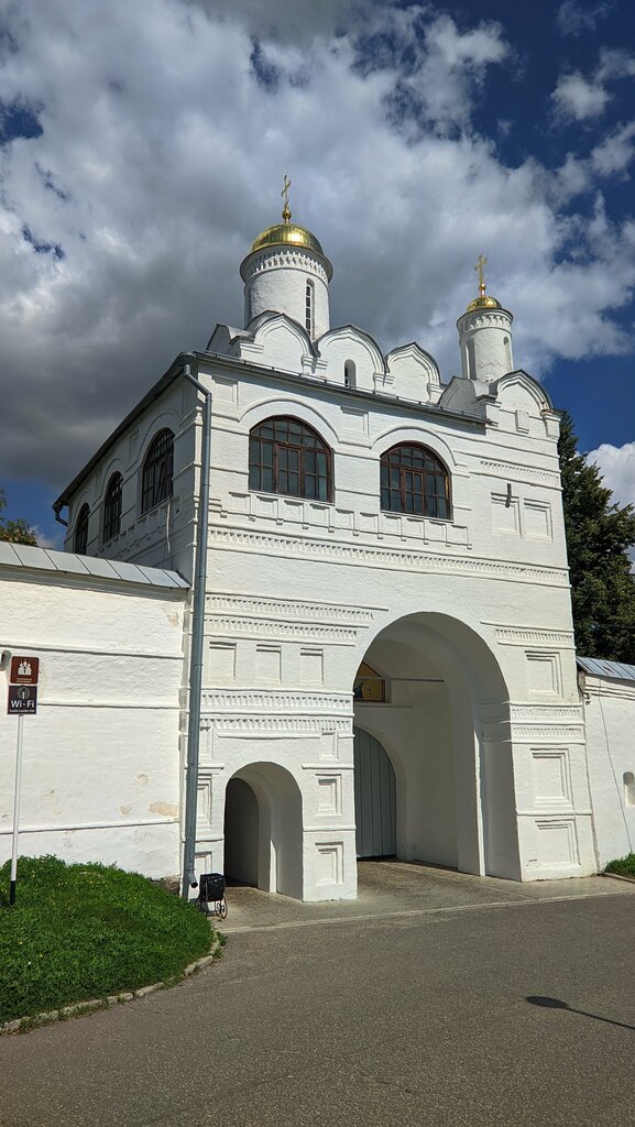 Ortodoks kiliseleri Tserkov Blagoveshcheniya Presvyatoy Bogoroditsy v Pokrovskom monastyre, Suzdal, foto
