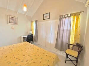 The Gem is Located a few Minutes Walk to the Gorgeous Bottom Bay Beach (Saint Philip), otel  Dünya'dan