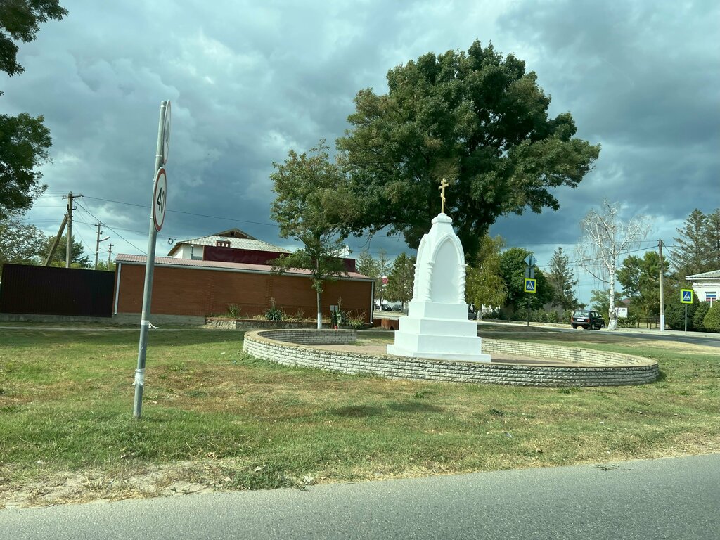 Anıt, heykel Дедам и прадедам, Krasnodarski krayı, foto