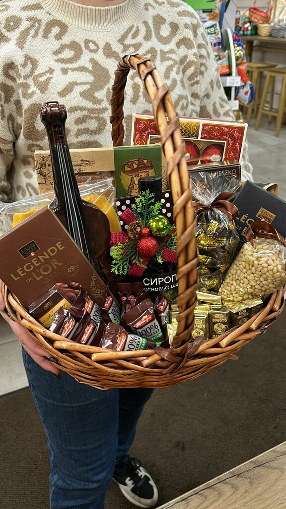 Pasta, şekerleme ve tatlı Корзинка сладостей, Yekaterinburg, foto