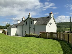 Balmore Farm House near Lochness (Scotland, Highland), otel  Highland Konsey Alanı'ndan