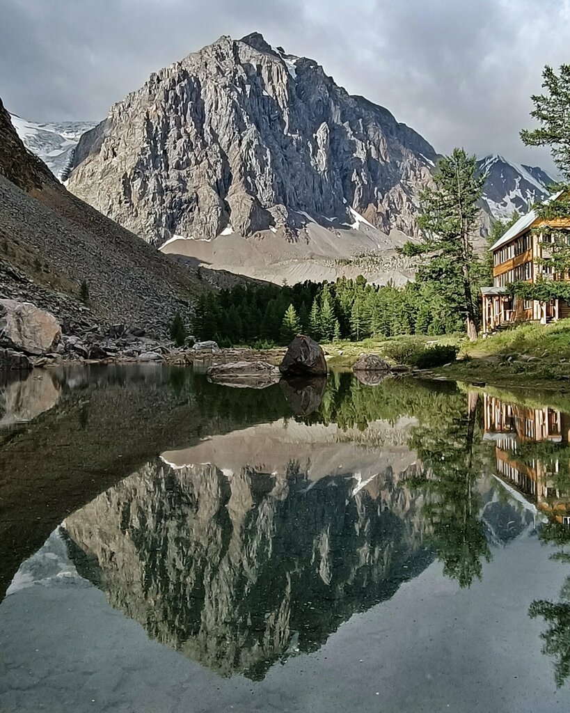 Dağ zirvesi Гора Караташ, Altay Cumhuriyeti, foto