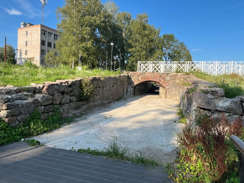 Unutulmaz olayların yeri Руины старой мельницы, Gdov, foto