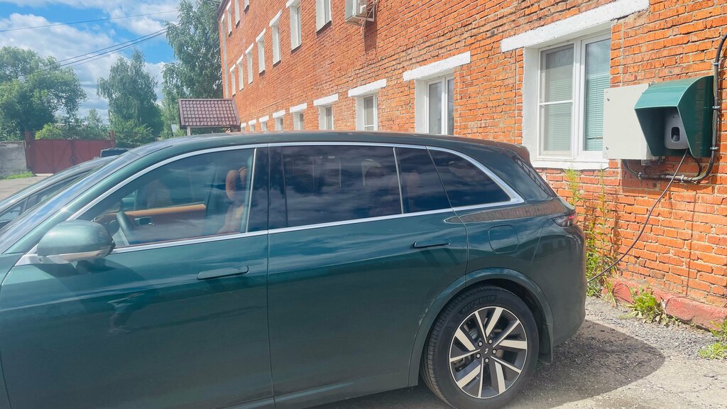 Elektrikli oto şarj istasyonları Парковка и зарядная станция электромобилей, Aprelevka, foto