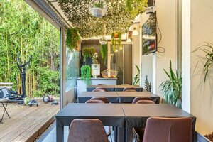 Hostel E Cia Porto (Rua Vasques de Mesquita 92,4350-337 Porto,), otel  Porto'dan