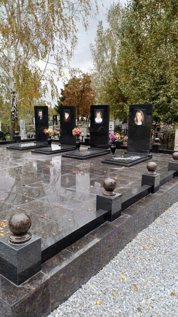 Heykel ve mezarlık taşı üreticileri Юргинский гранит и мрамор, Yurga, foto