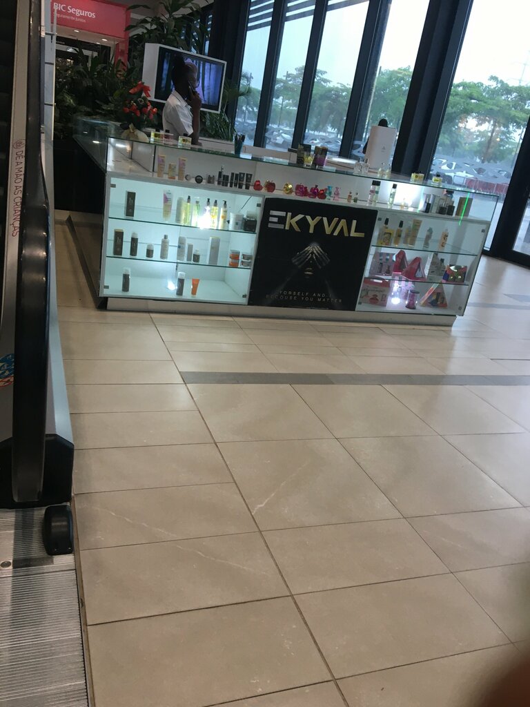 Kozmetik ve parfümeri mağazaları Equivalenza Kikagil, Loanda, foto