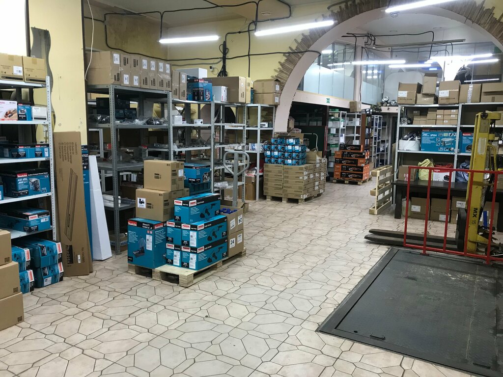 Elektrik ve benzinle çalışan aletler LineTools, Moskova, foto