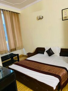 Hotel Ashoka International (Blue Line, Karol Bagh), otel  Delhi'den