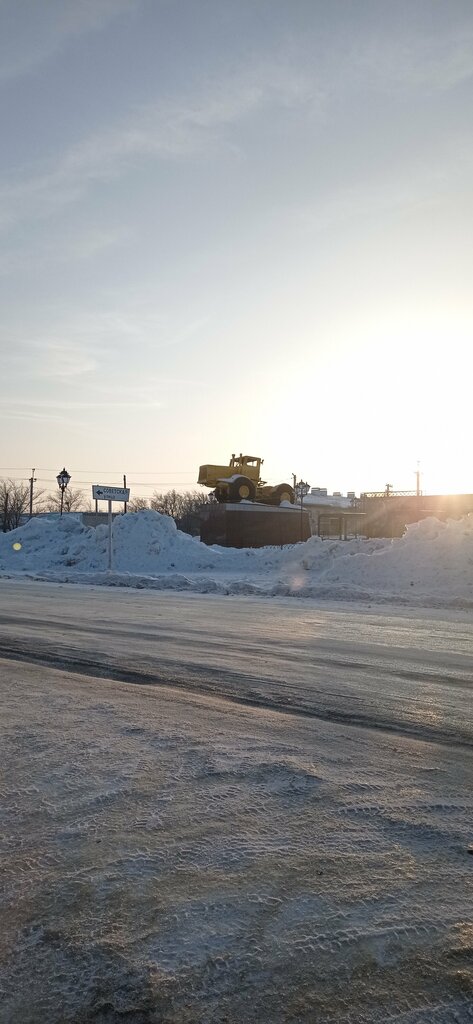 Teknoloji anıtı Трактор К-700 Кировец, Orenburgskaya oblastı, foto