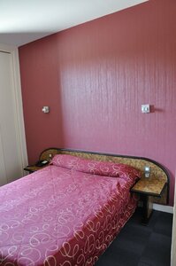 Hotel Henri IV (Bretagne, Morbihan, Arrondissement de Pontivy, Plouray, Rue de Rostrenen), otel